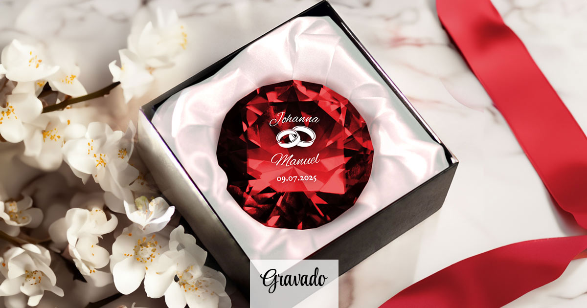 Roter Diamant Kristall mit Gravur zur Hochzeit – Ringe Motiv