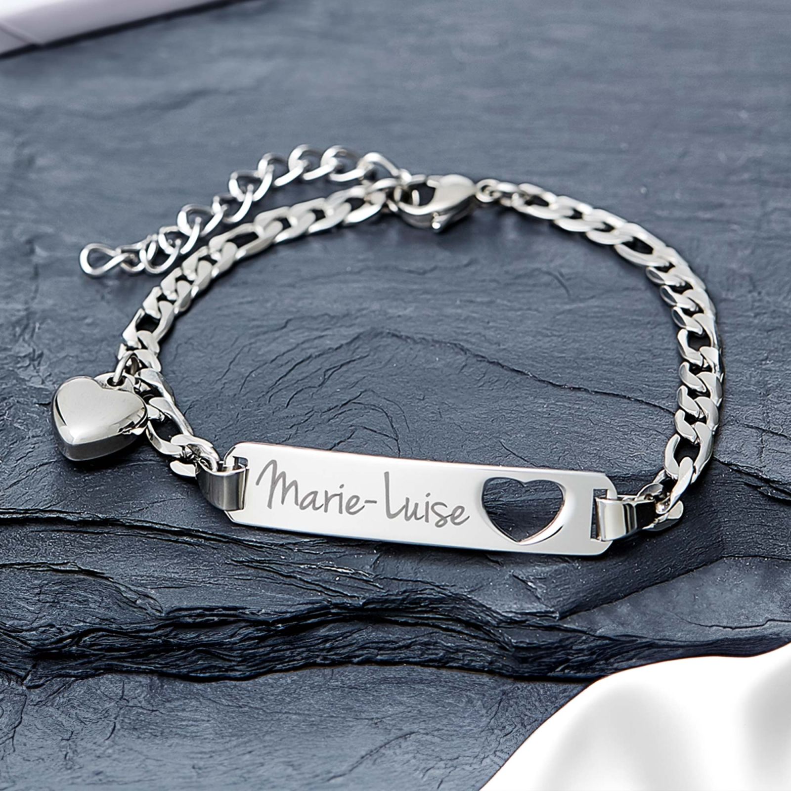 Schmuck mit Gravur: Anhänger, Armband und Ketten mit Namen